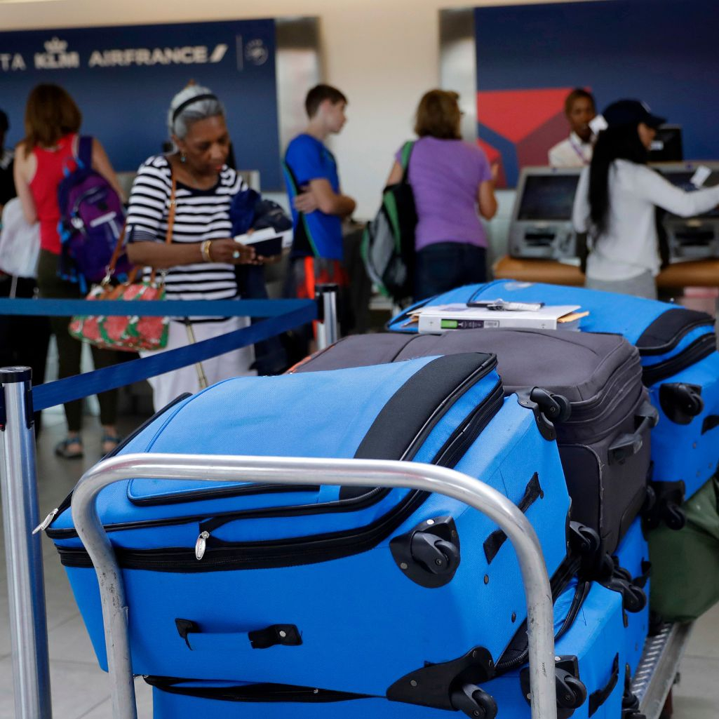 Το χάος στα αεροδρόμια με χαμένες αποσκευές και καθυστερήσεις ...