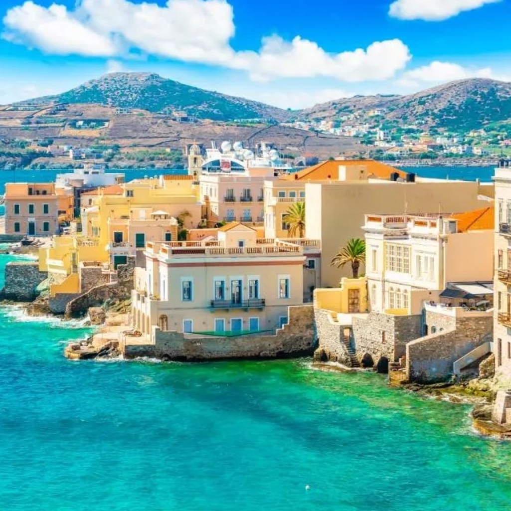 Αυτό το ελληνικό νησί έχει μία από τις ωραιότερες παραθαλάσσιες πόλεις ...