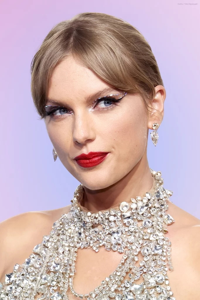 Floating crystal eyeliner: Η τάση που φέρνει πιο νωρίς τα Χριστούγεννα ...
