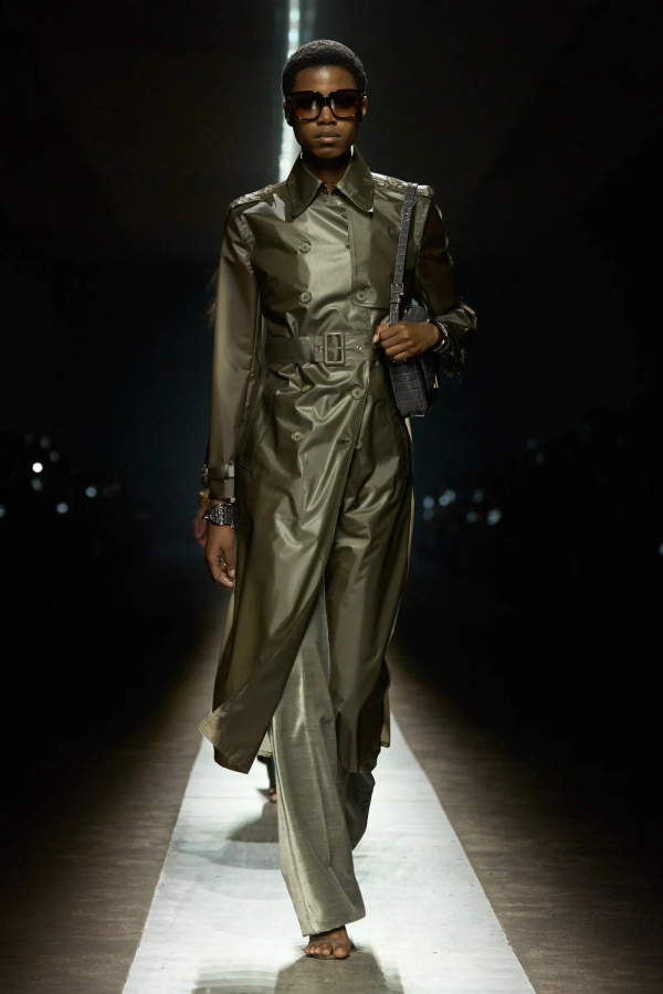 Milan Fashion Week: Το ντεμπούτο του Απιολάζα για τη Moschino, οι ...