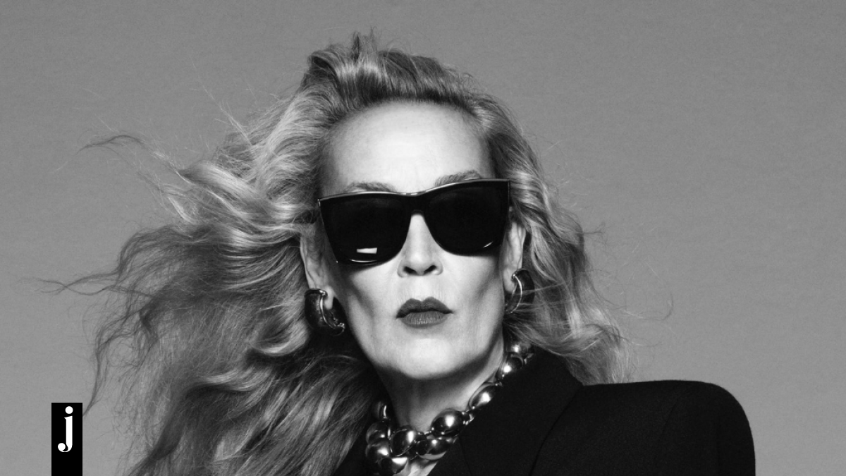 H εμβληματική Jerry Hall ποζάρει για τον Saint Laurent και είναι η ...