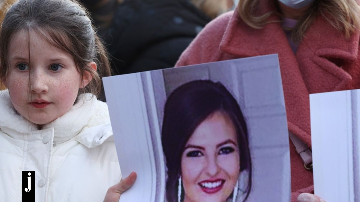 Η δολοφονία της Aisling Murphy συνεχίζει να εξοργίζει: Οι μαζικές ...