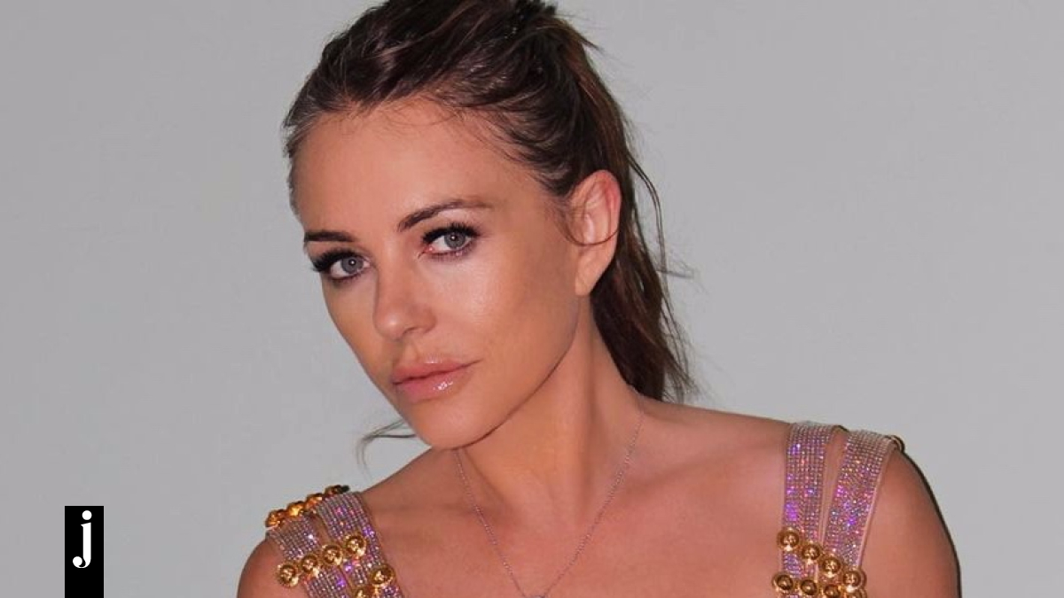 H Elizabeth Hurley έγινε 57 και αναβίωσε το iconic '90s Versace look ...