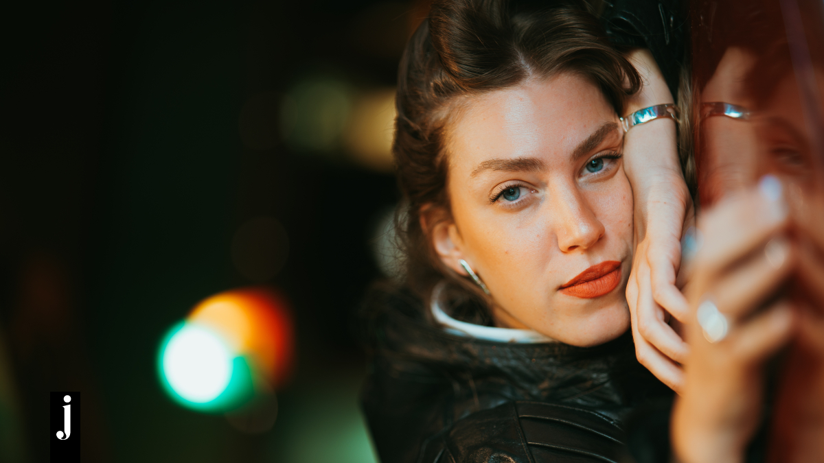 Η Άλκηστις Ζιρώ στο JennyGr: Τα Νούμερα, η Αθήνα, ο έρωτας και η κακοποίηση | Jenny.gr