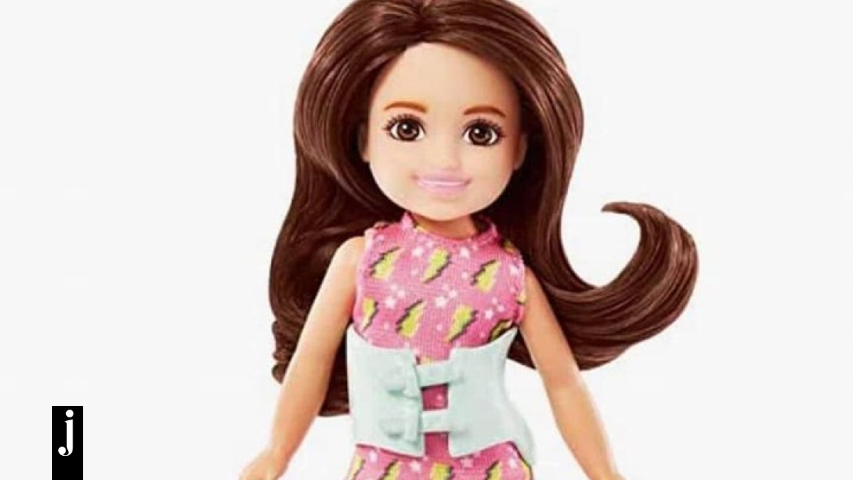 H μικρή αδερφή της Barbie με σκολίωση: Η πρώτη κούκλα που φορά στήριγμα ...