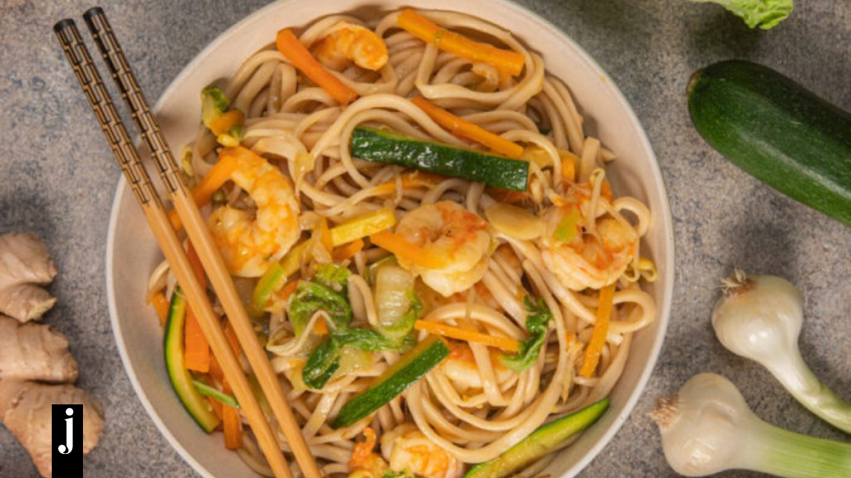 Πανεύκολη συνταγή για noodles με λαχανικά και γαρίδες | Jenny.gr