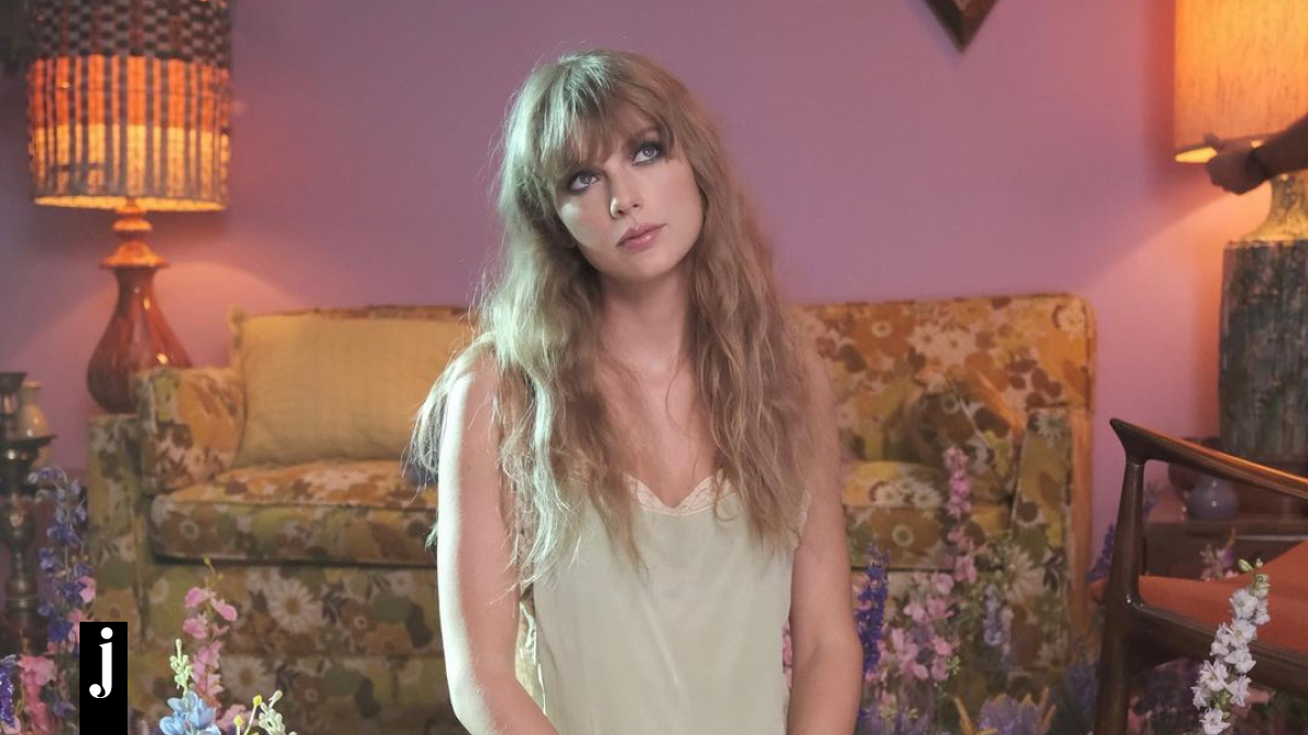 Οι fans της Taylor Swift θρηνούν για τον χωρισμό της και αφήνουν λουλούδια στο παλιό της σπίτι ...