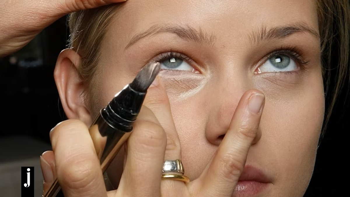 Το κόλπο για να μην σπάει το concealer κάτω από τα μάτια σου | Jenny.gr