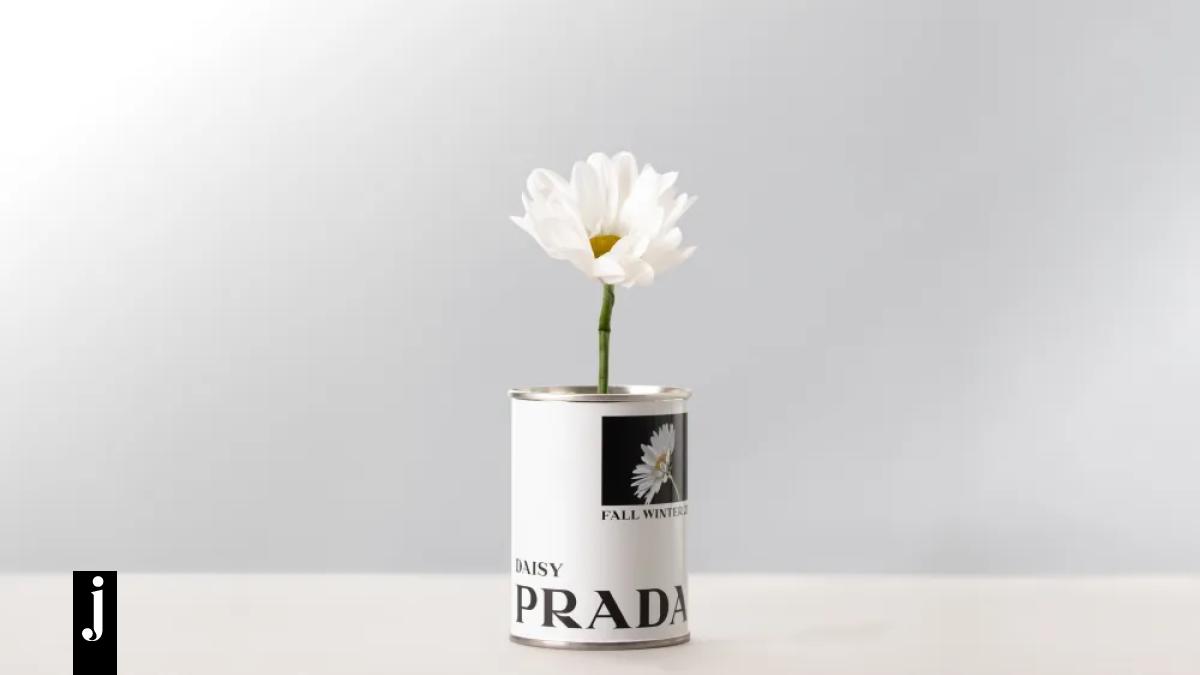 Η Prada προσφέρει σπόρους λουλουδιών σε custom συσκευασία, για να ...