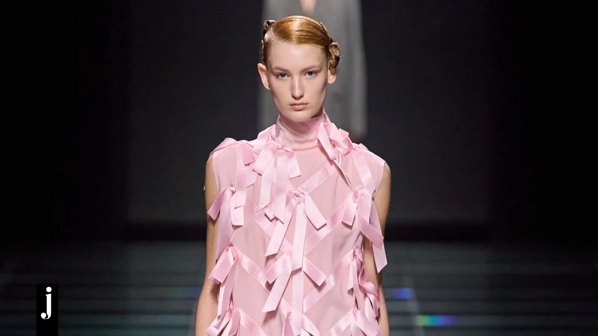 Milan Fashion Week: Το ντεμπούτο του Απιολάζα για τη Moschino, οι ...