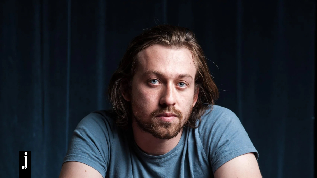 Σάιμον Στόουν: Ποιος είναι ο Αυστραλός δημιουργός που φέρνει τη Μήδεια ...