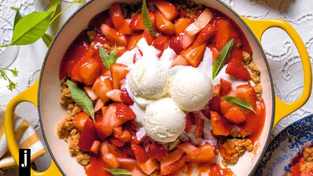Crumble βρώμης με φράουλες και ραβεντί: Ένα υπέροχο, αρωματικό γλυκό ...