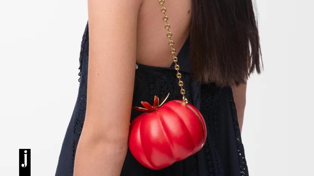 Πώς από ένα meme η Loewe εμπνεύστηκε την πιο εκκεντρική τσάντα της σε ...