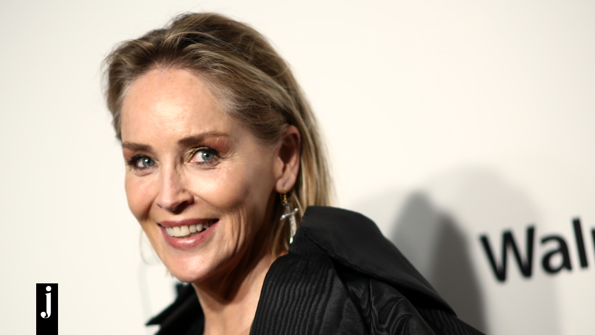Η Sharon Stone στα 62 της ποζάρει σε εξώφυλλο περιοδικού και κάνει τους ...