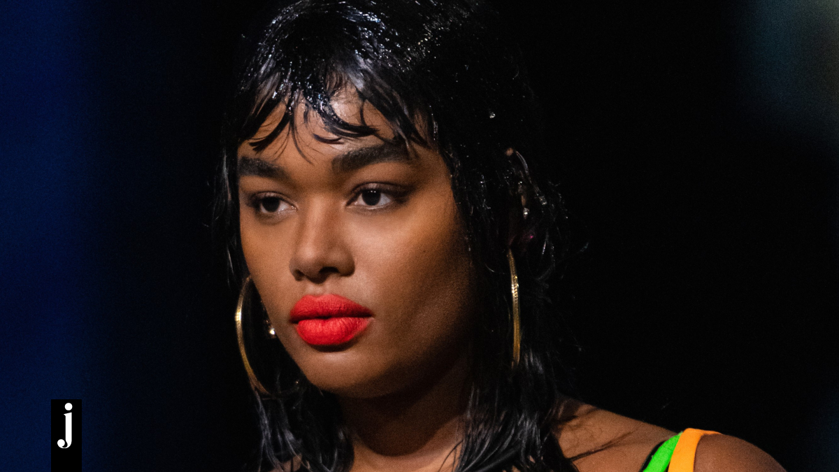 Versace: Για πρώτη φορά plus size μοντέλο σε καμπάνια του ιταλικού ...