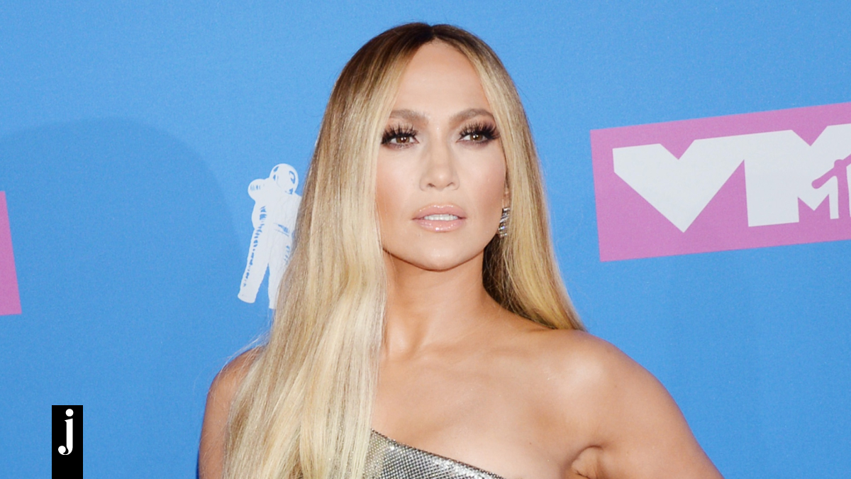 H Jennifer Lopez φωτογραφίζεται με pixie hair look για το περιοδικό ...